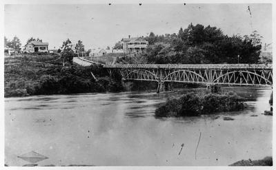 Waikato River in flood at Union Bridge - Hamilton Libraries Heritage ...