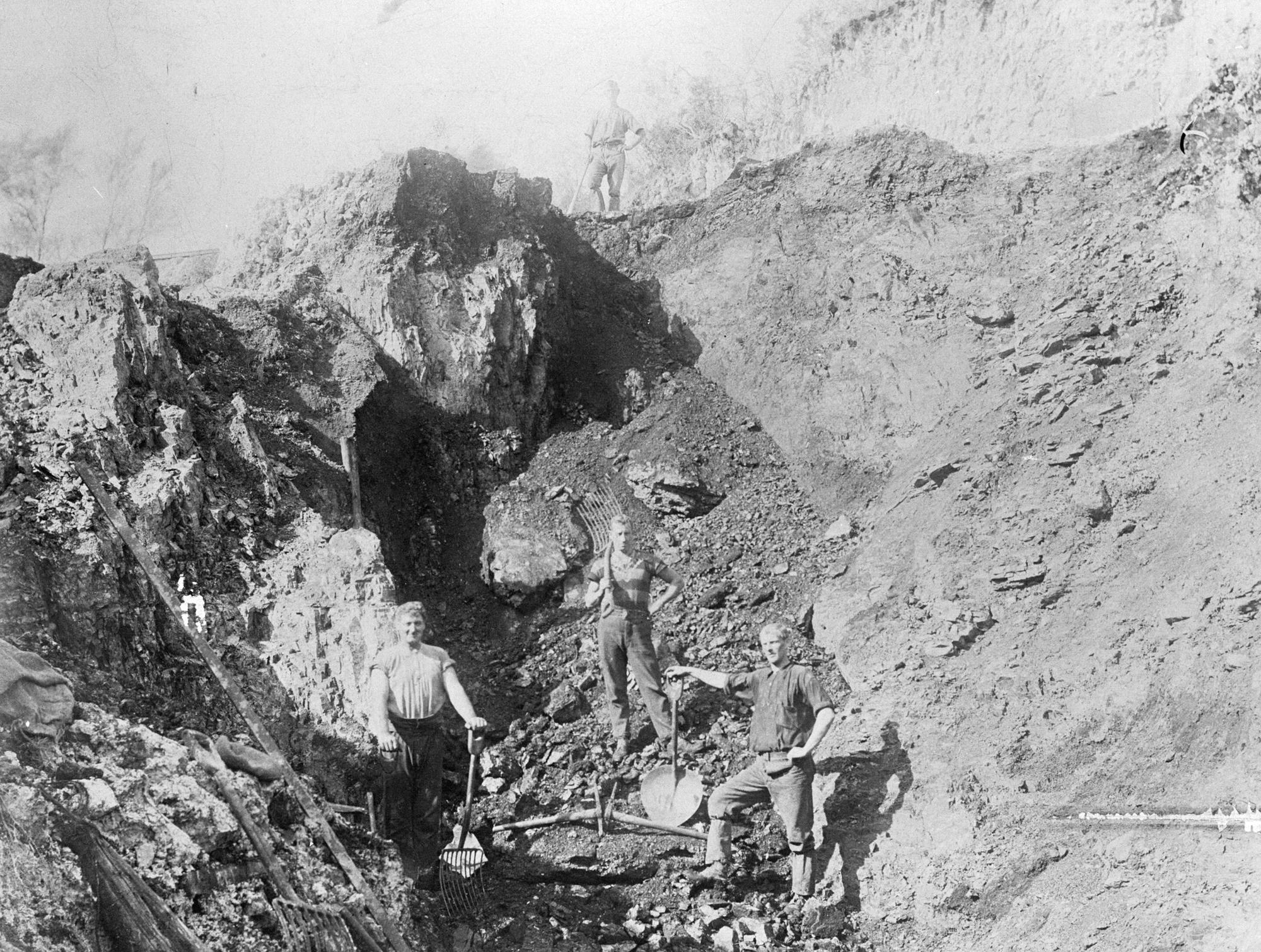 Huntly Brick - open cast coal mine - Hamilton Libraries Heritage ...