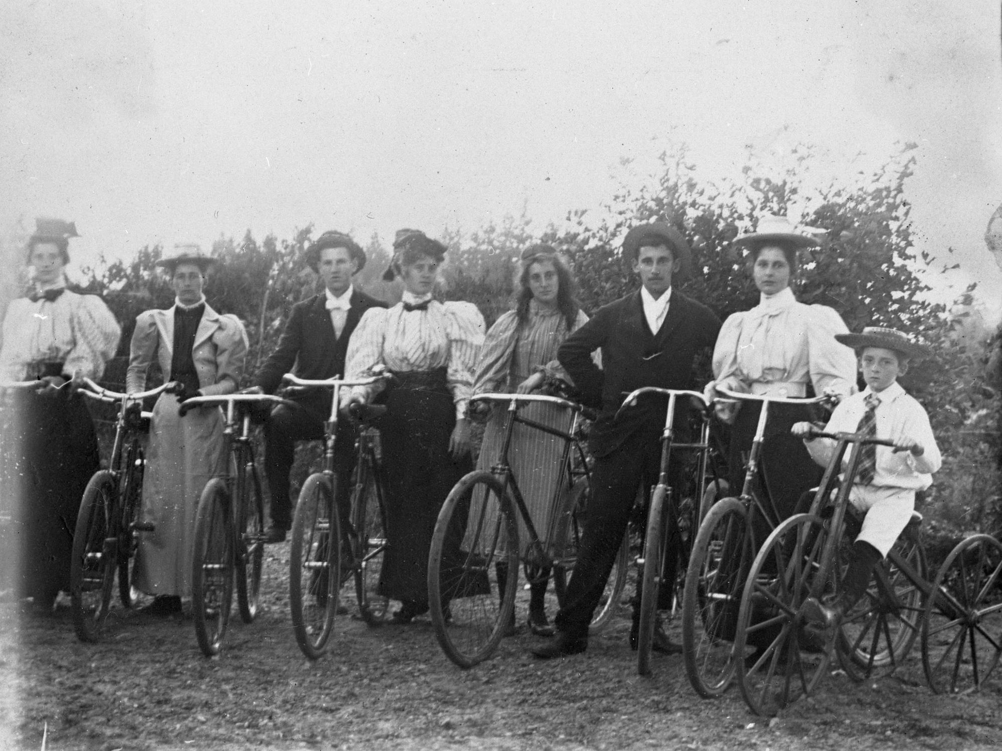 The Graham Family with bicycles - Hamilton Libraries Heritage ...